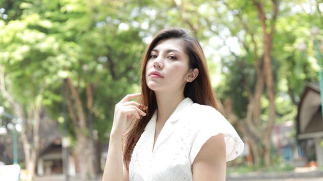 Julia Vio Aransemen Ulang Lagu Hit Yang Dipopulerkan T-Five Berjudul ...