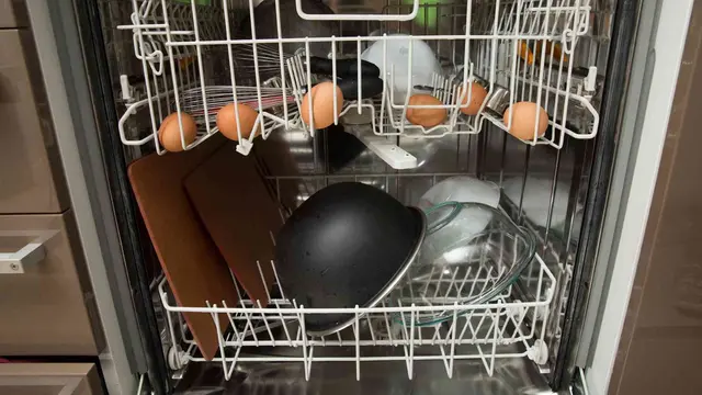 7 Cara Nyeleneh Orang Masak Telur, Ada yang Ngirit Banget - Hot Liputan6.com