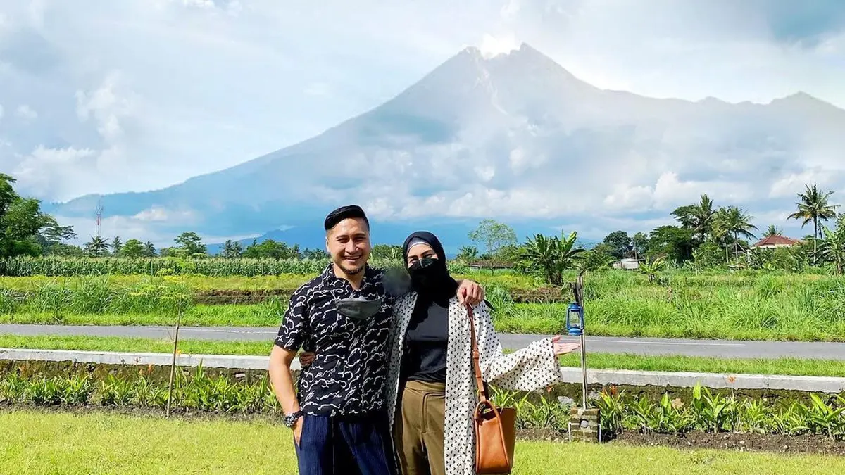 Minta Maaf ke Istri Usai Heboh Poligami, Potret Mesra Arie Untung dan ...