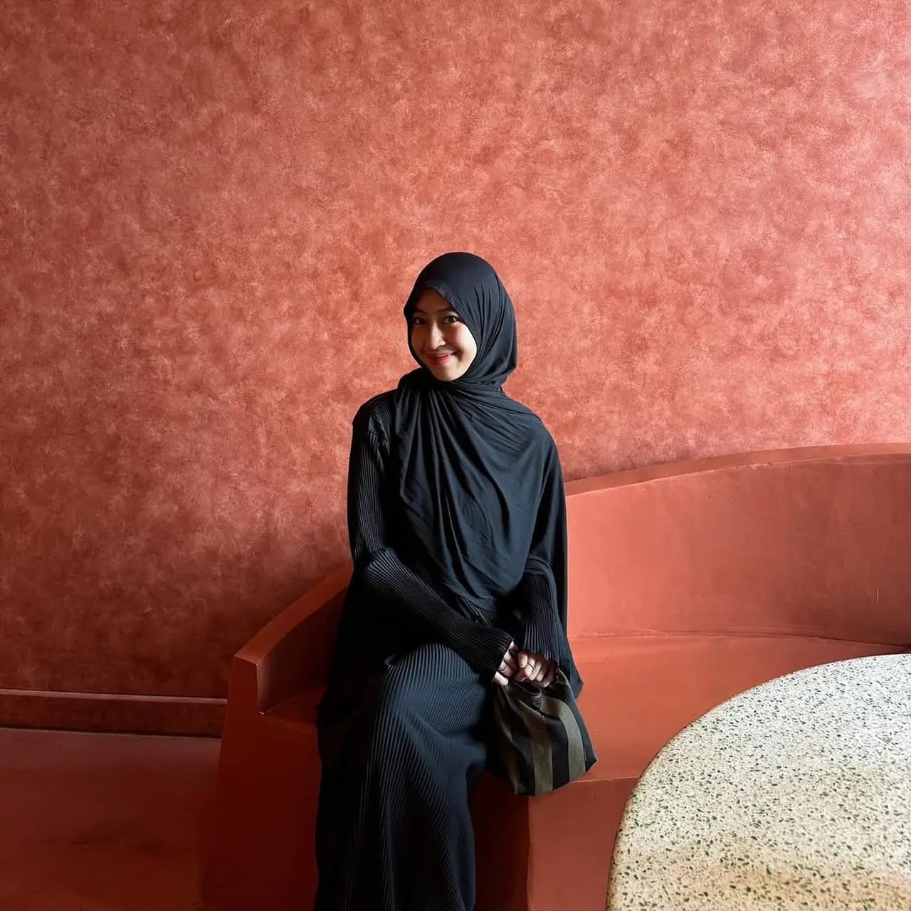 6 Potret Adiba Khanza Pakai All Black Outfit, Tampil Elegan dengan ...