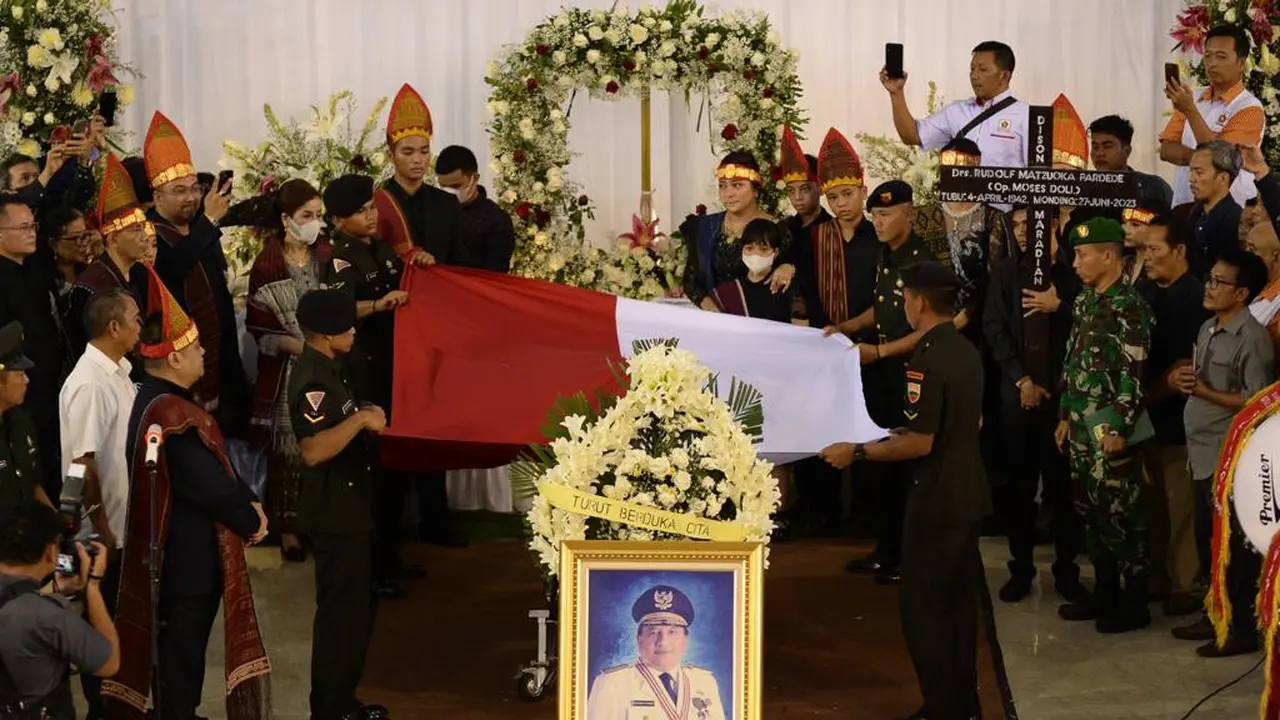 Rudolf Pardede Dimakamkan Secara Militer di Kompleks Pemakaman TD Pardede - Regional Liputan6.com