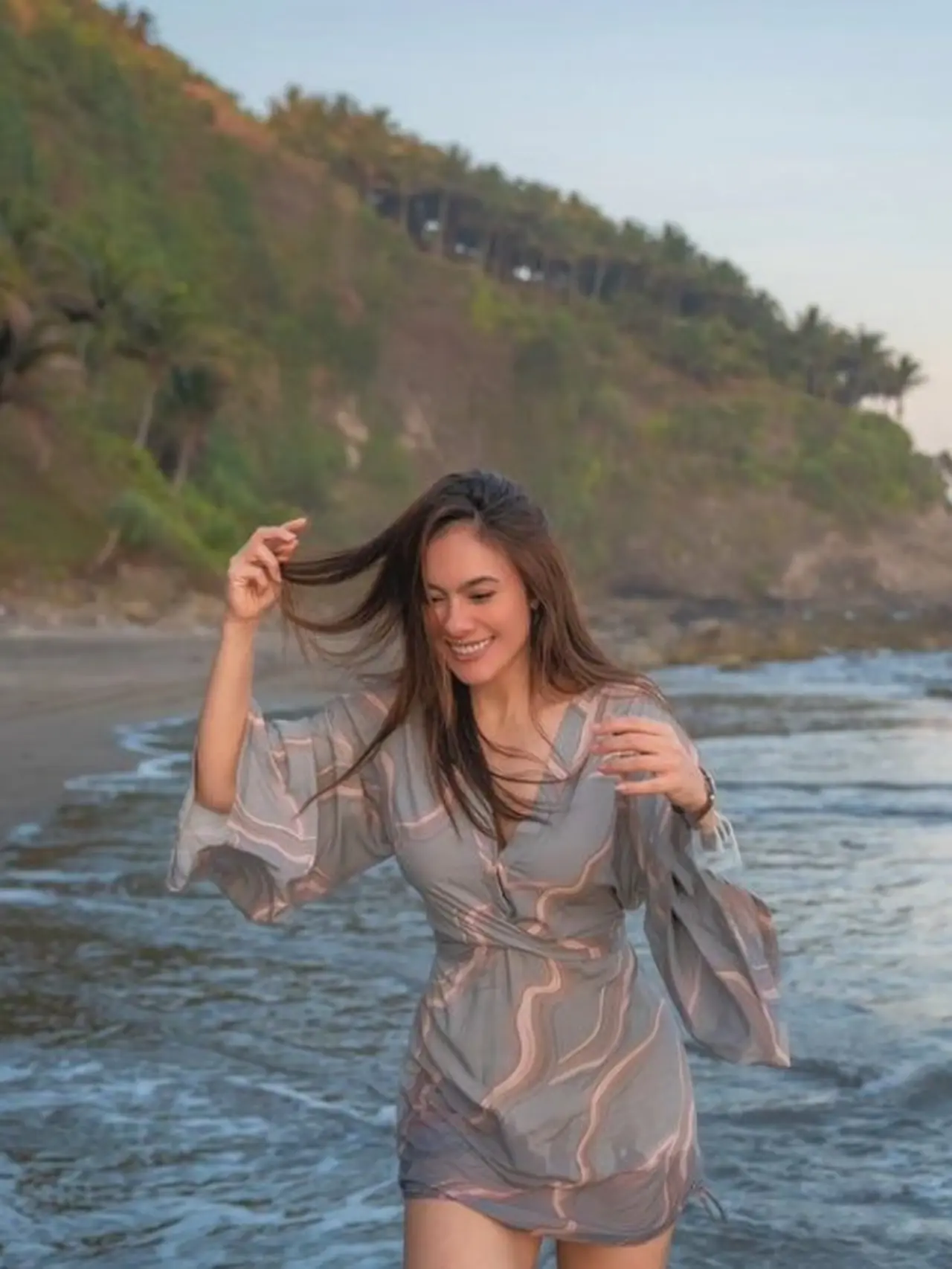 Tak Pernah Gagal, Intip Potret Memukau Wulan Guritno Pakai Dress Mini di Pantai - Entertainment ...