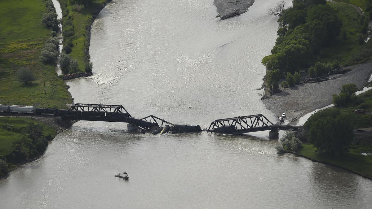 Jembatan Runtuh, Kereta Barang Jatuh ke Sungai Yellowstone AS - Foto ...