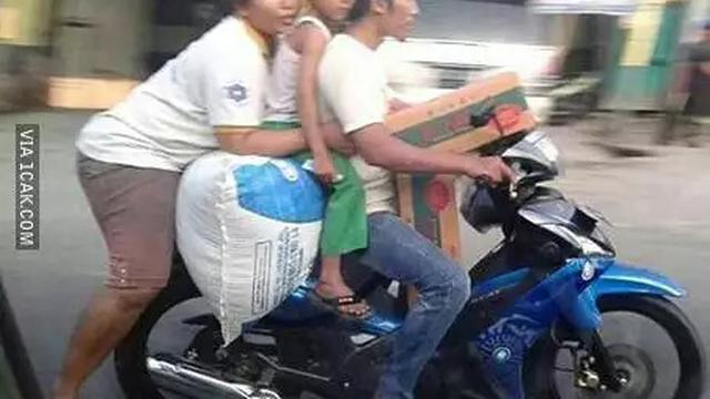 6 Potret Nekat Bonceng Orang Sekaligus Bawa Banyak Barang Ini Bikin ...