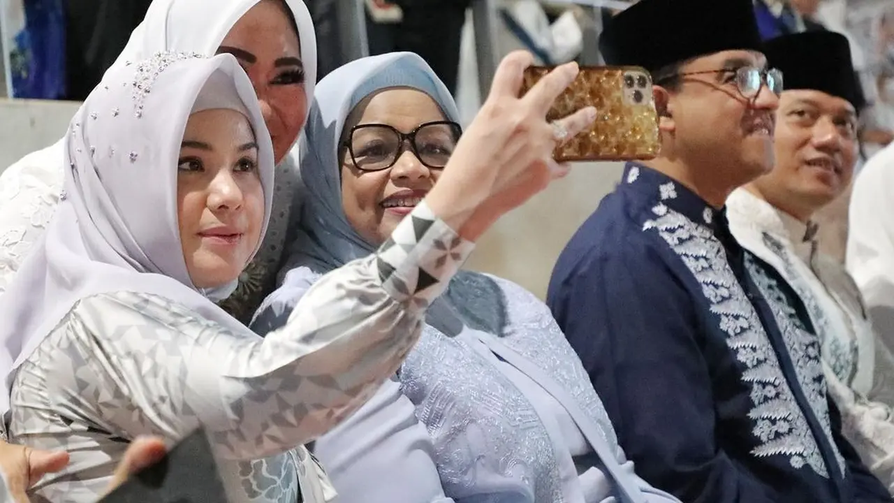 Tampil Berhijab, Ini 7 Potret Annisa Pohan Bareng Ibu-Ibu Pengajian - Hot Liputan6.com