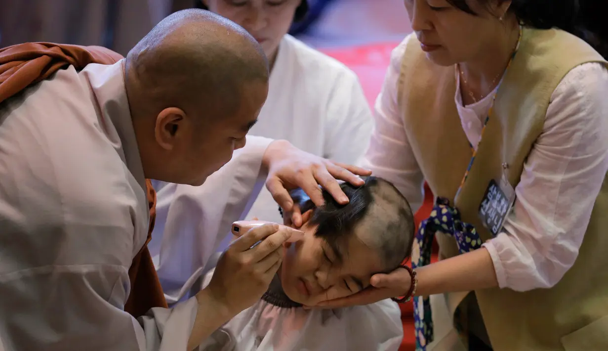 FOTO: Wajah Gemas Para Biksu Cilik Ikut Merayakan Kelahiran Buddha ...