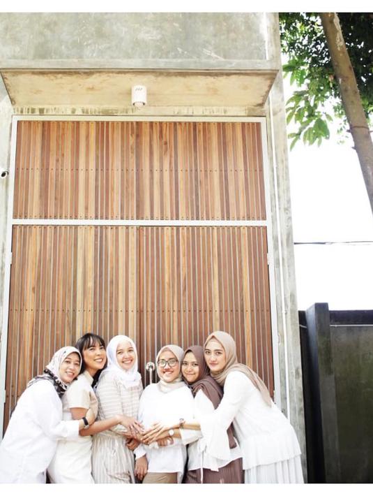 Suami Fitri Tropica Kaget Lihat Istri Tampil Berhijab - Photo Fimela.com