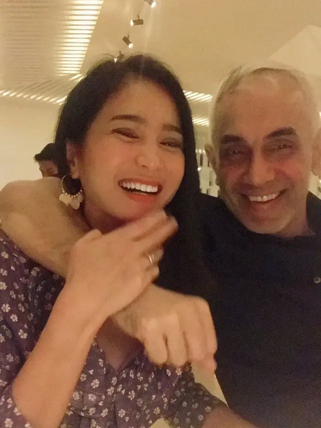 Jarang Tersorot, Ini 7 Potret Mesra Bunga Zainal dan Suami - Hot Liputan6.com