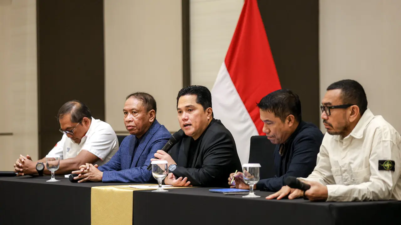 Ekspresi Erick Thohir dan Anggota Exco PSSI dalam Sesi Konferensi Pers Pemecatan Shin Tae-yong ...