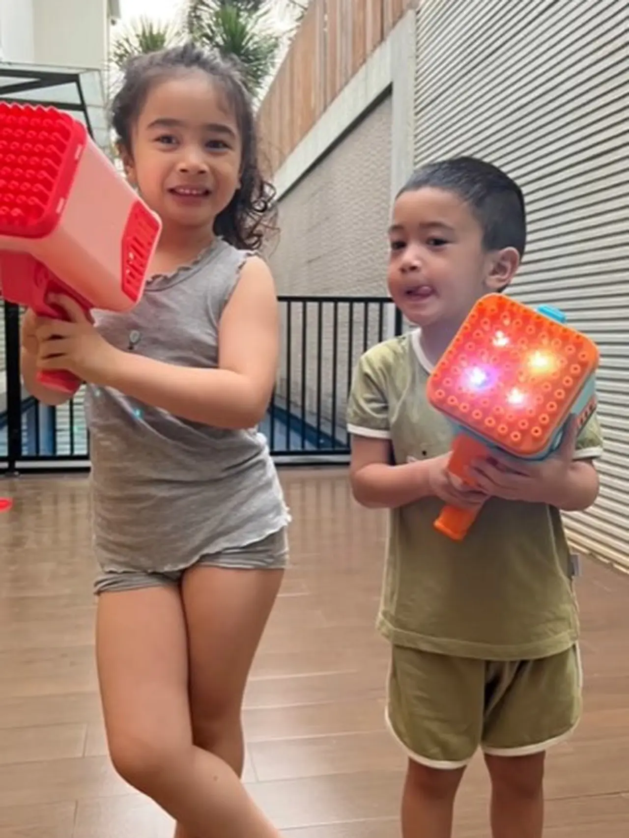 11 Potret Sibling Goals Raqeema dan Rasheed, Anak Nabila Syakieb yang Selalu Rukun ...