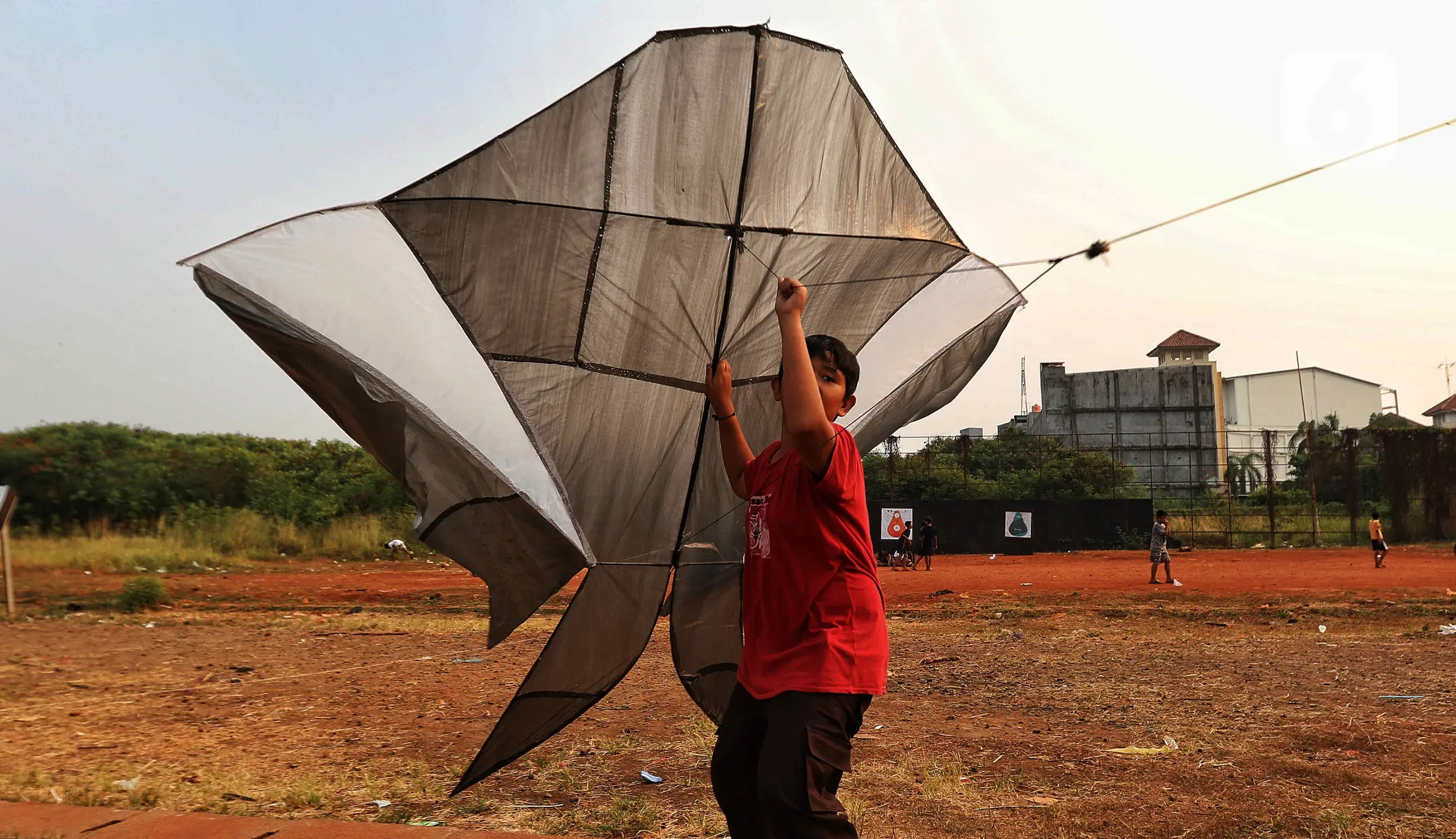 Keseruan Bermain Layangan Koang di Musim Kemarau - Foto Liputan6.com