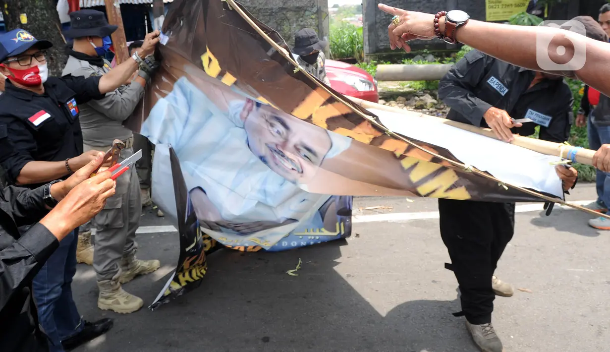 FOTO: Petugas Gabungan Turunkan Baliho Habib Rizieq di Bogor - Foto ...