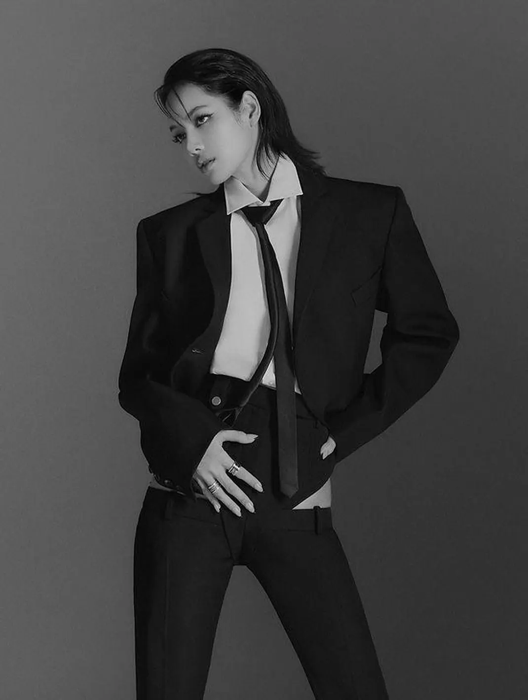 6 Potret Adu Gaya Jennie BLACKPINK dan Lisa BLACKPINK Kompak Jadi CEO