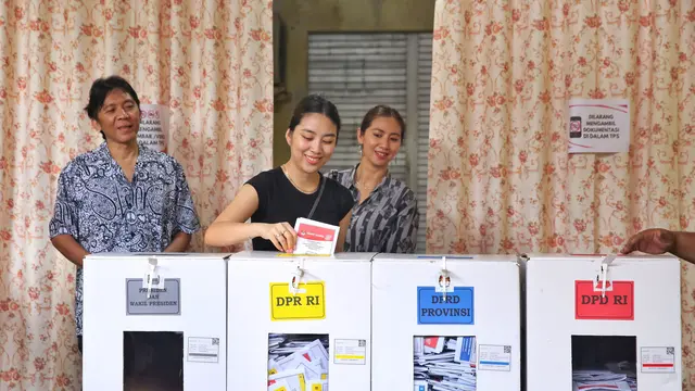 8 Potret Istri dan Anak Bimbim Slank yang Seperti Kakak Beradik saat Nyoblos di TPS ...