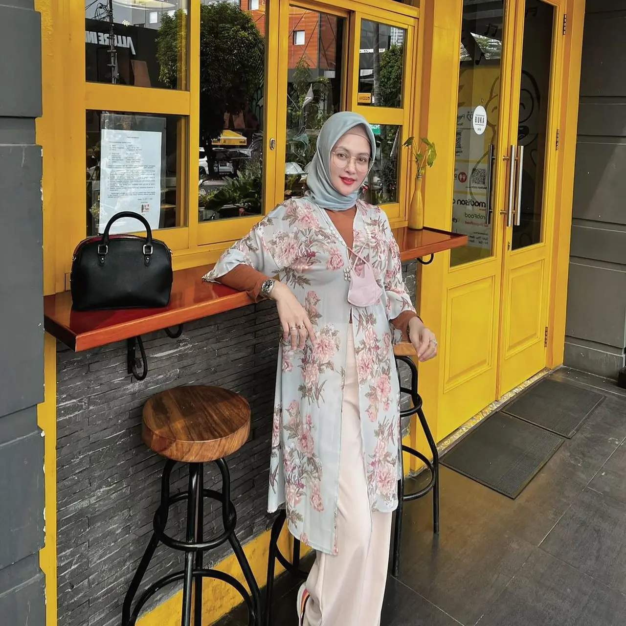 Akui Masih Belajar, Ini 6 Potret Ratu Dewi Imasy 'Dari Jendela SMP' Pakai Hijab - Hot Liputan6.com