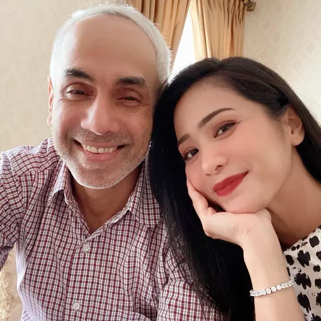 Jarang Tersorot, Ini 7 Potret Mesra Bunga Zainal dan Suami - Hot Liputan6.com