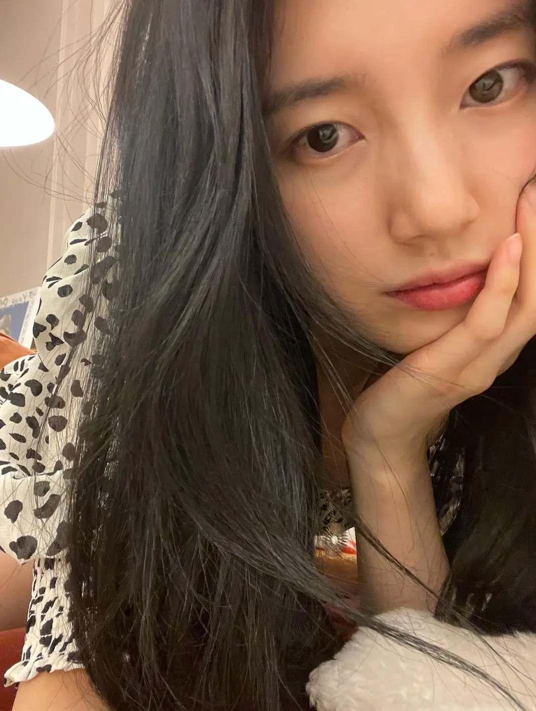 Potret Bae Suzy Pamer Wajah Manis Sambil Menopang Dagu, Bukti Visualnya ...