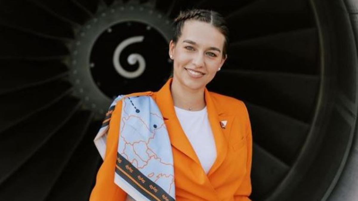 Maskapai Ukraina Bolehkan Pramugari Pakai Sepatu Kets dan Celana ...