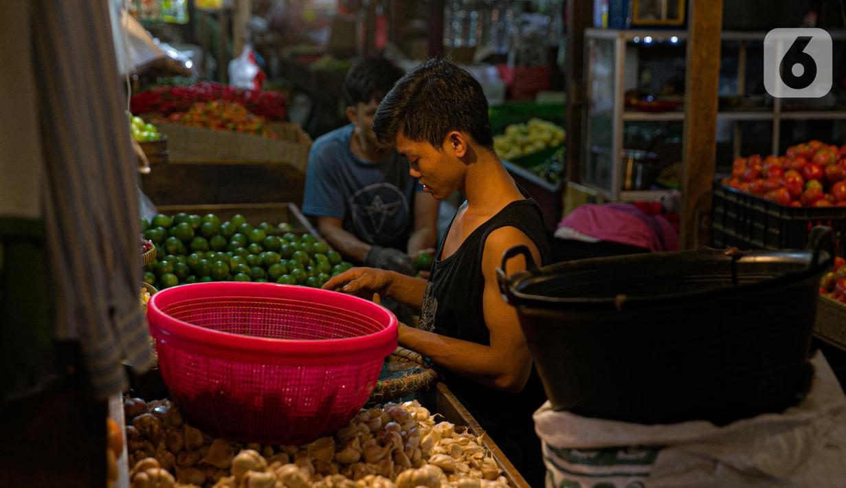 FOTO: Pedagang Pasar dan Pekerja Mal Mulai Divaksin COVID-19 Pekan ...