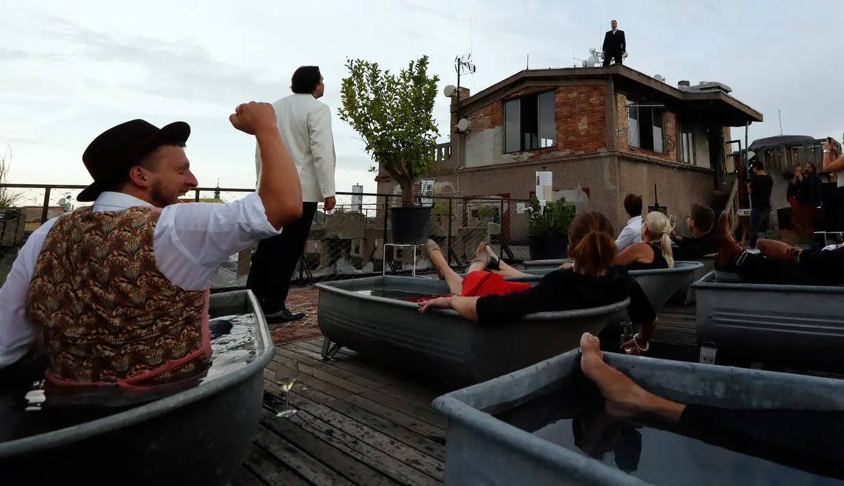 FOTO: Sensasi Baru, Menikmati Opera Sambil Berendam dalam Bak Mandi ...