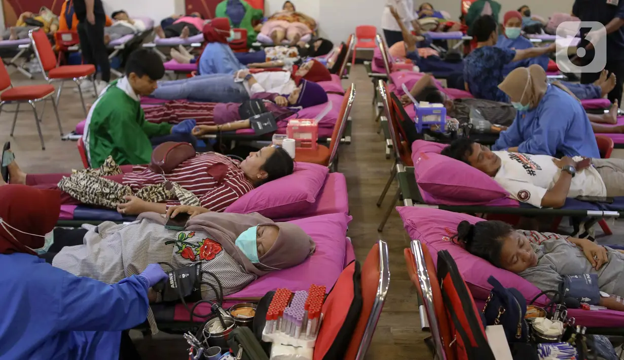 Antusiasme Warga Ikuti Kegiatan Donor Darah Ramadan - Foto Liputan6.com