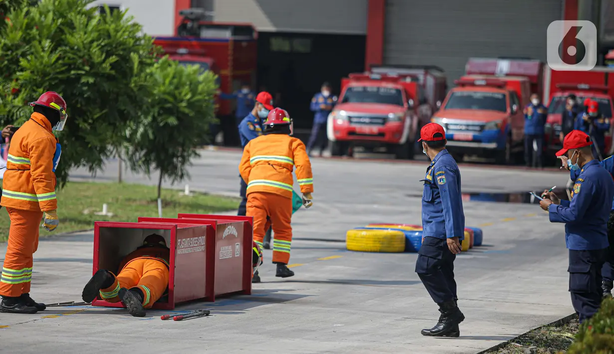 FOTO: Aksi Petugas Pemadam Kebakaran dalam Kompetisi Fire Safety Challenge - Foto Liputan6.com