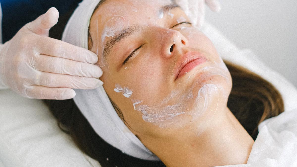 5 Cara Meredakan Wajah Bengkak setelah Facial