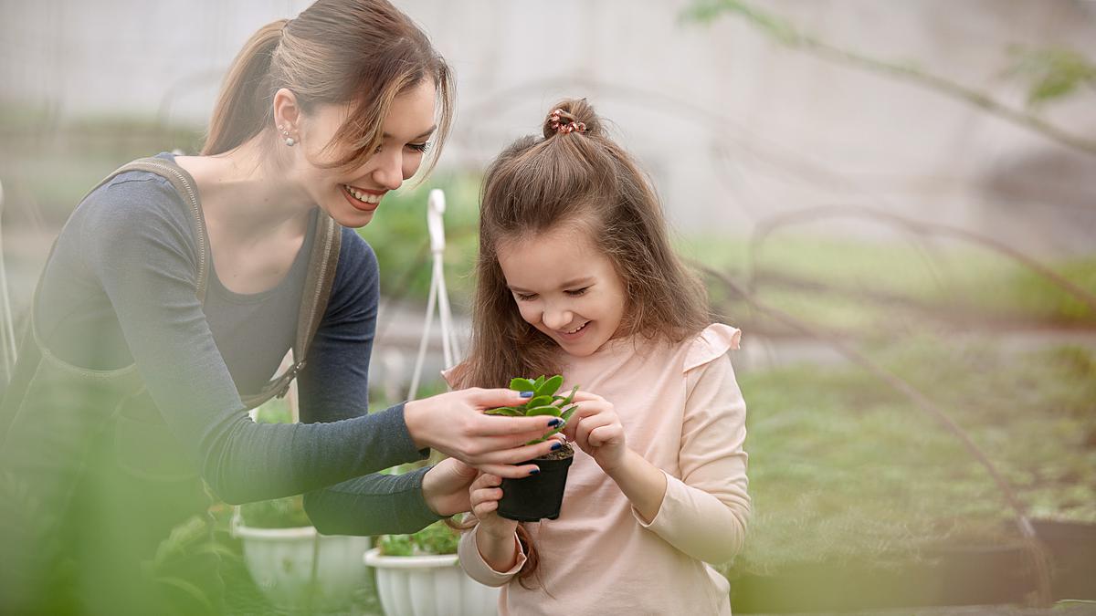 5 Cara Bijak Mengajak Anak Mencintai dan Menjaga Bumi