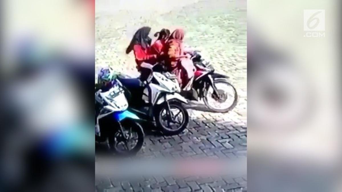 VIDEO: Aksi Tiga Gadis Mencuri Helm Terekam CCTV - Regional Liputan6.com