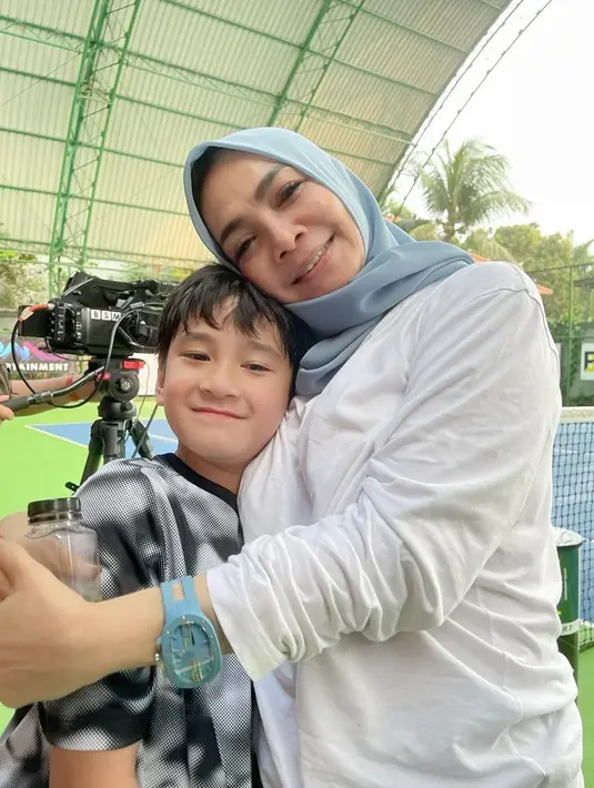 6 Gaya Asyik Rieta Amilia Bersama Rafathar dan Rayyanza, Tampil Kasual ...