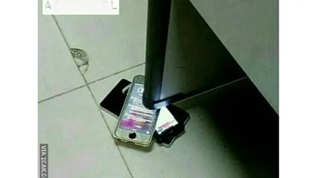 6 Potret Handphone Jadi Alat Pengganjal Ini Bikin Elus Dada - Hot ...