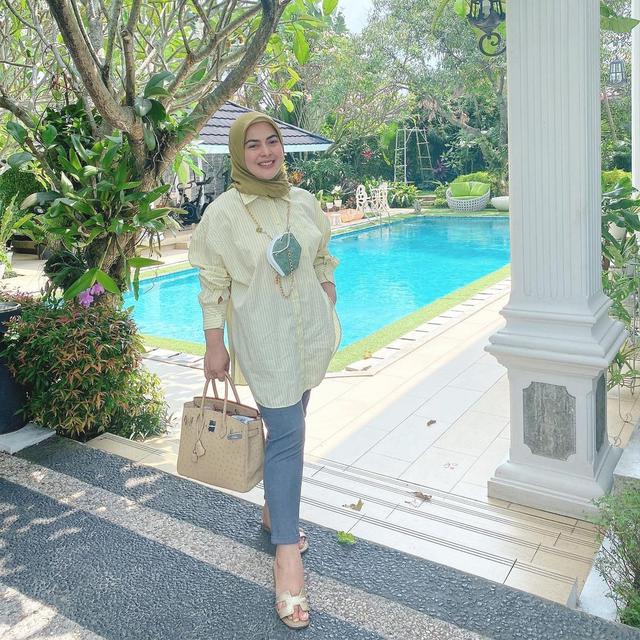 7 Potret Aisyahrani Adik Syahrini yang Tak Kalah Modis, Dipuji Makin ...