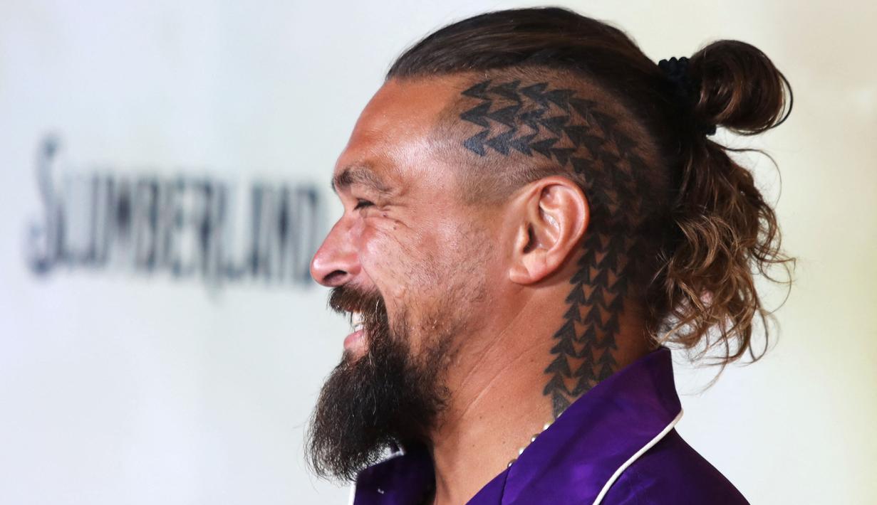 Gaya Lucu Jason Momoa di Pemutaran Film Slumberland, Bawa Boneka Babi ...