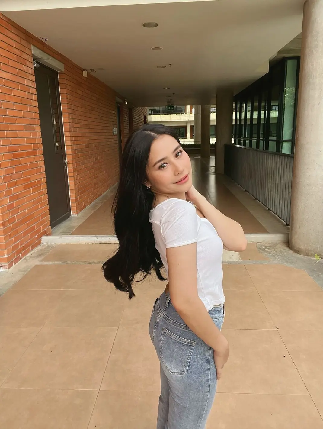 6 Potret Tampilan Terkini Prilly Latuconsina Usai Turun 10 Kg, Pamer Tubuh Langsing dengan Crop ...