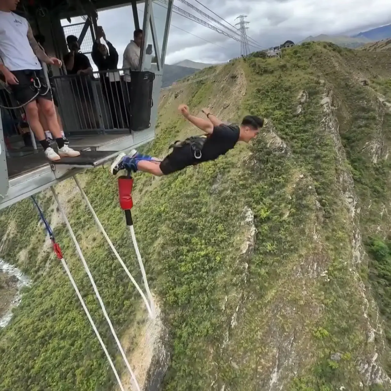 4 Potret Boy William Pacu Adrenalin dengan Bungee Jumping Ekstrem ...