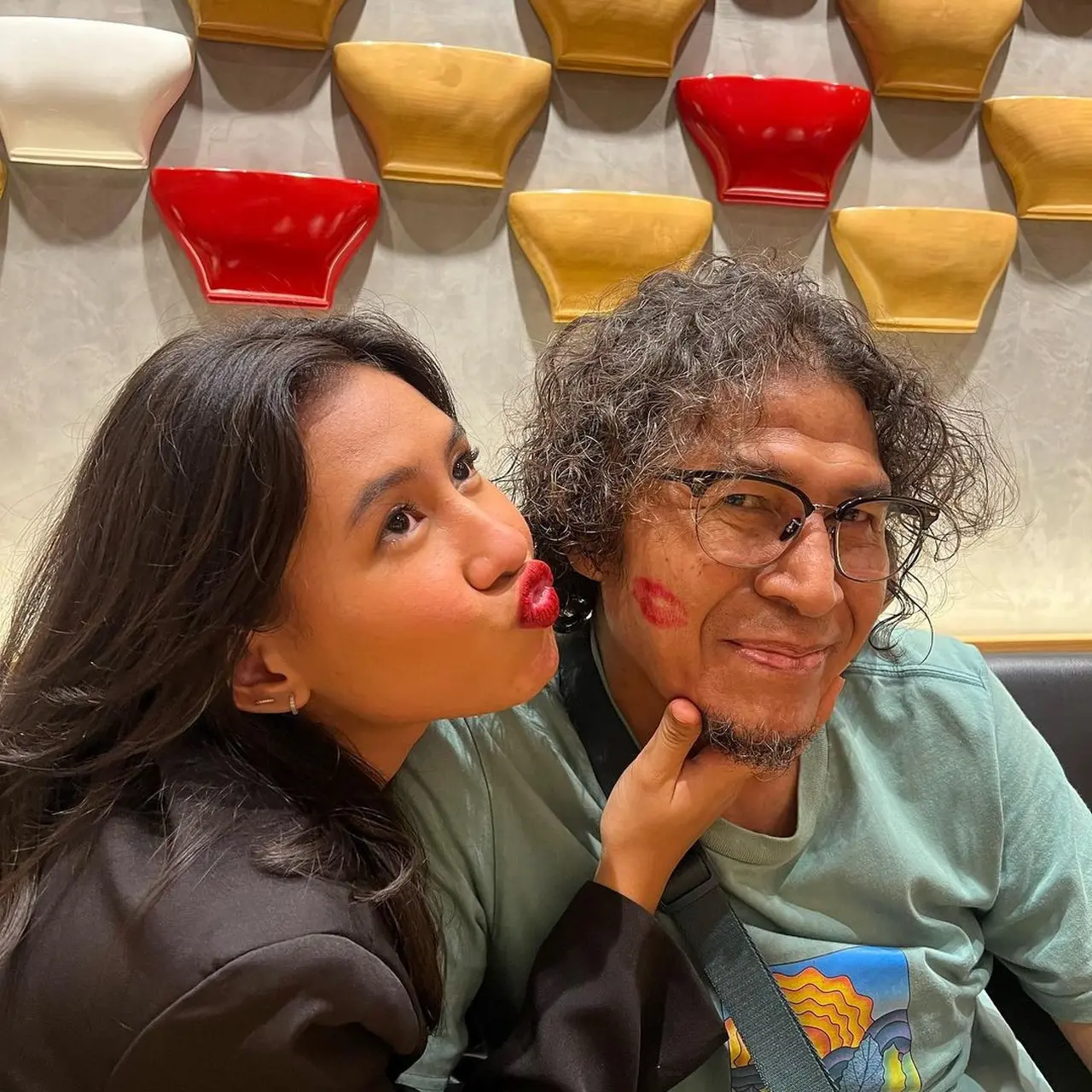 6 Potret Shenina Cinnamon Bareng Ayah Ibu, Cium Angga Yunanda di Depan ...