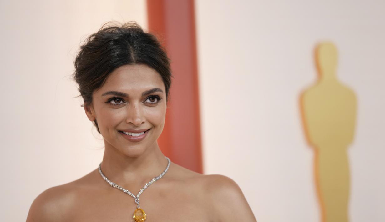 Pesona Deepika Padukone Tampil Memukau di Piala Oscar 2023