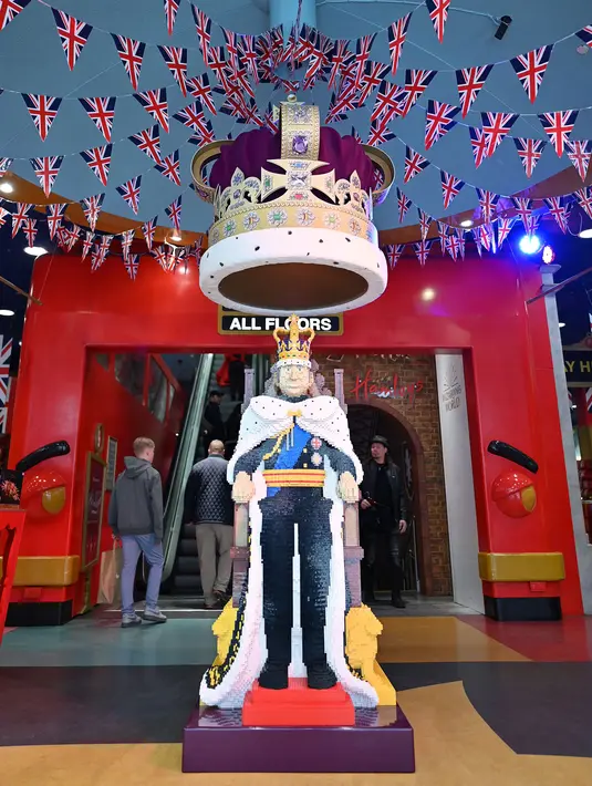 Raja Charles III dalam Versi Lego, Hampir Sama dengan Ukuran Aslinya ...