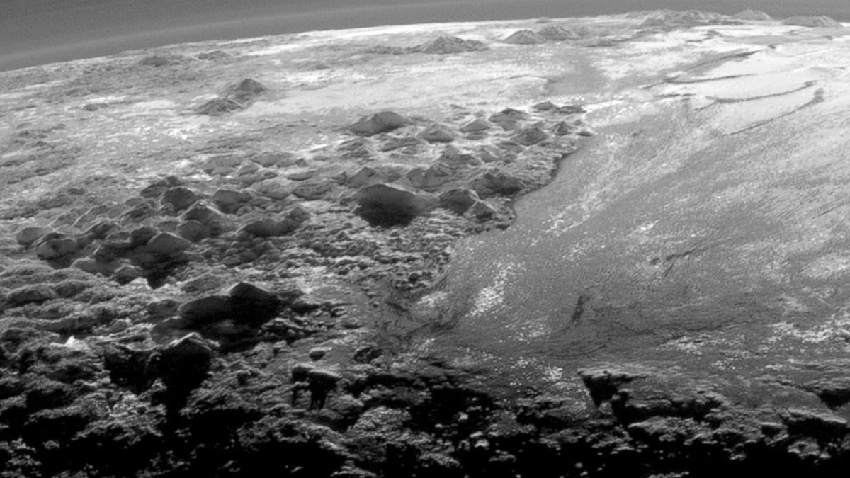 New Horizons Temukan Gunung dan Atmosfer Pluto