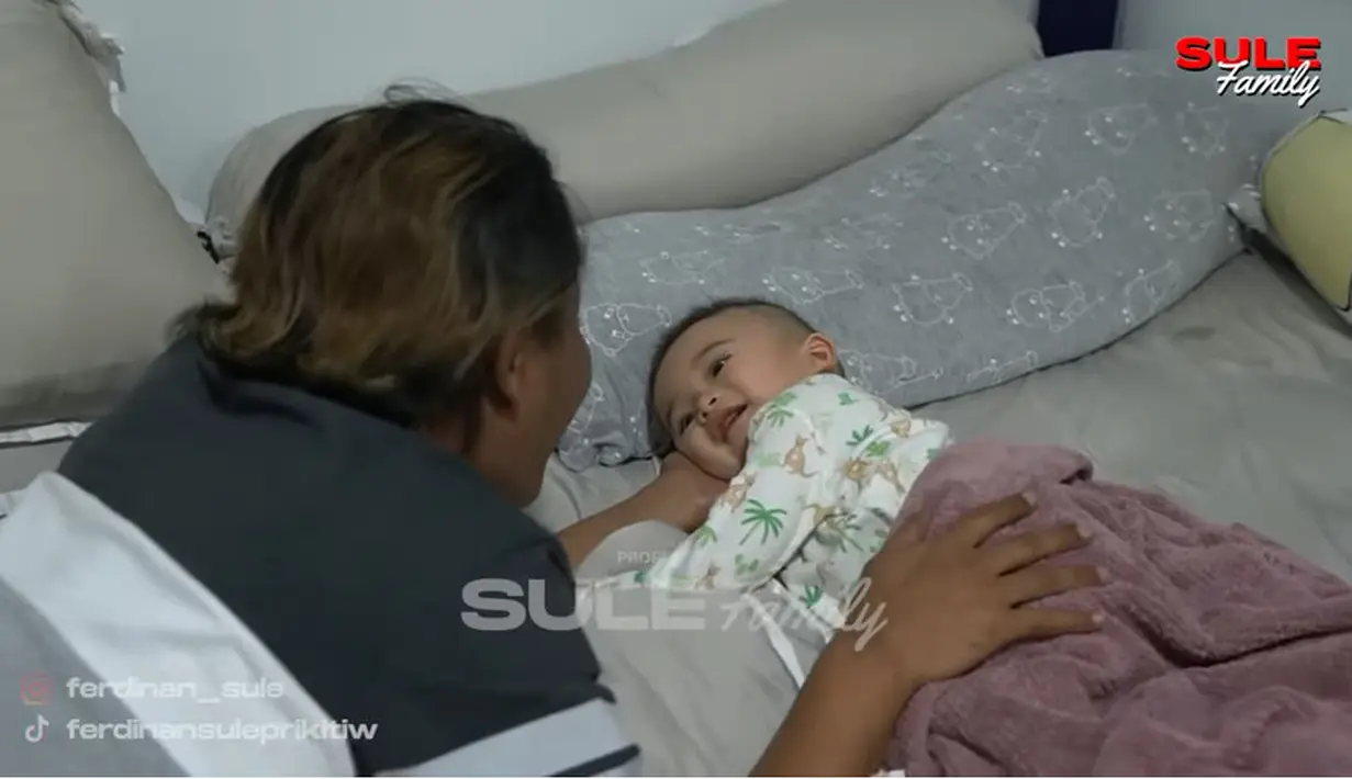 Adzam Sedang Demam Lihat Sule Langsung Senyum, Tak Mau Lepas dari Pelukan Ayahnya - Photo Fimela.com