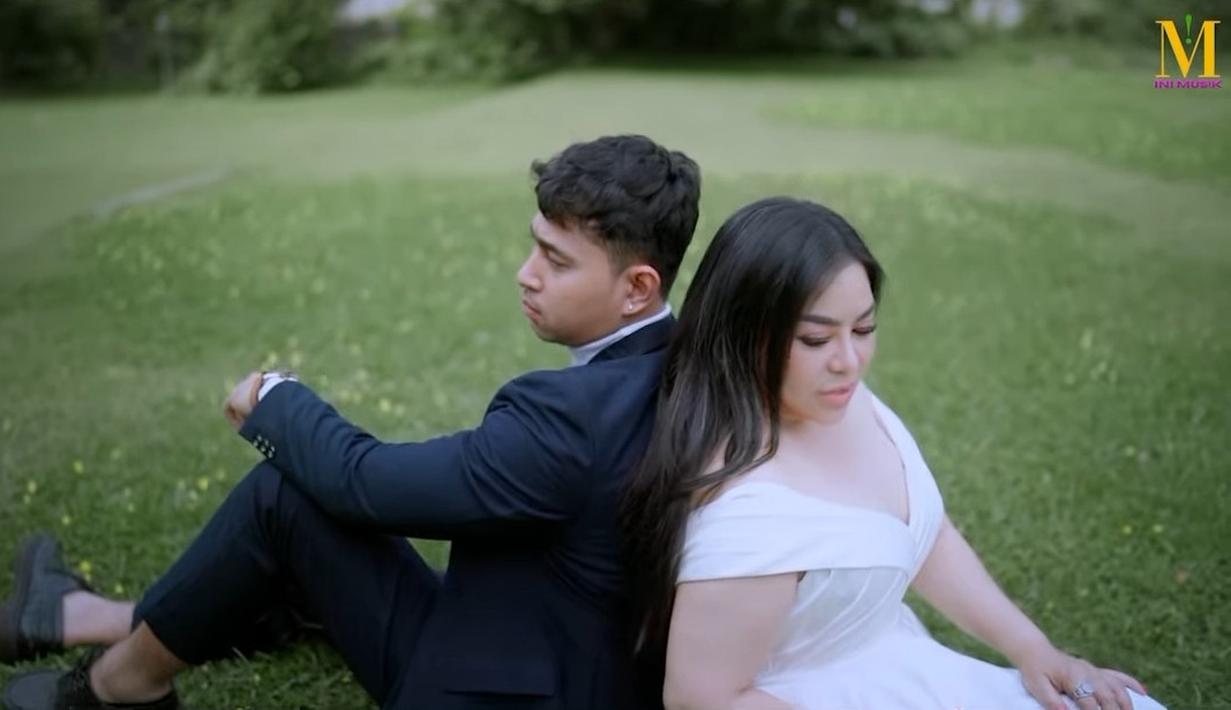 Potret Prewedding Anisa Bahar dan Edwin Bahari, Segera Menikah