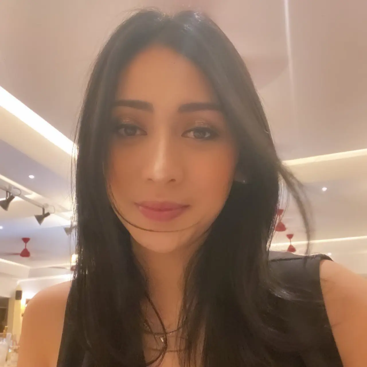 6 Potret Dewi Andarini Istri Angga Maliq & D'Essentials, Adik Ipar Rian ...