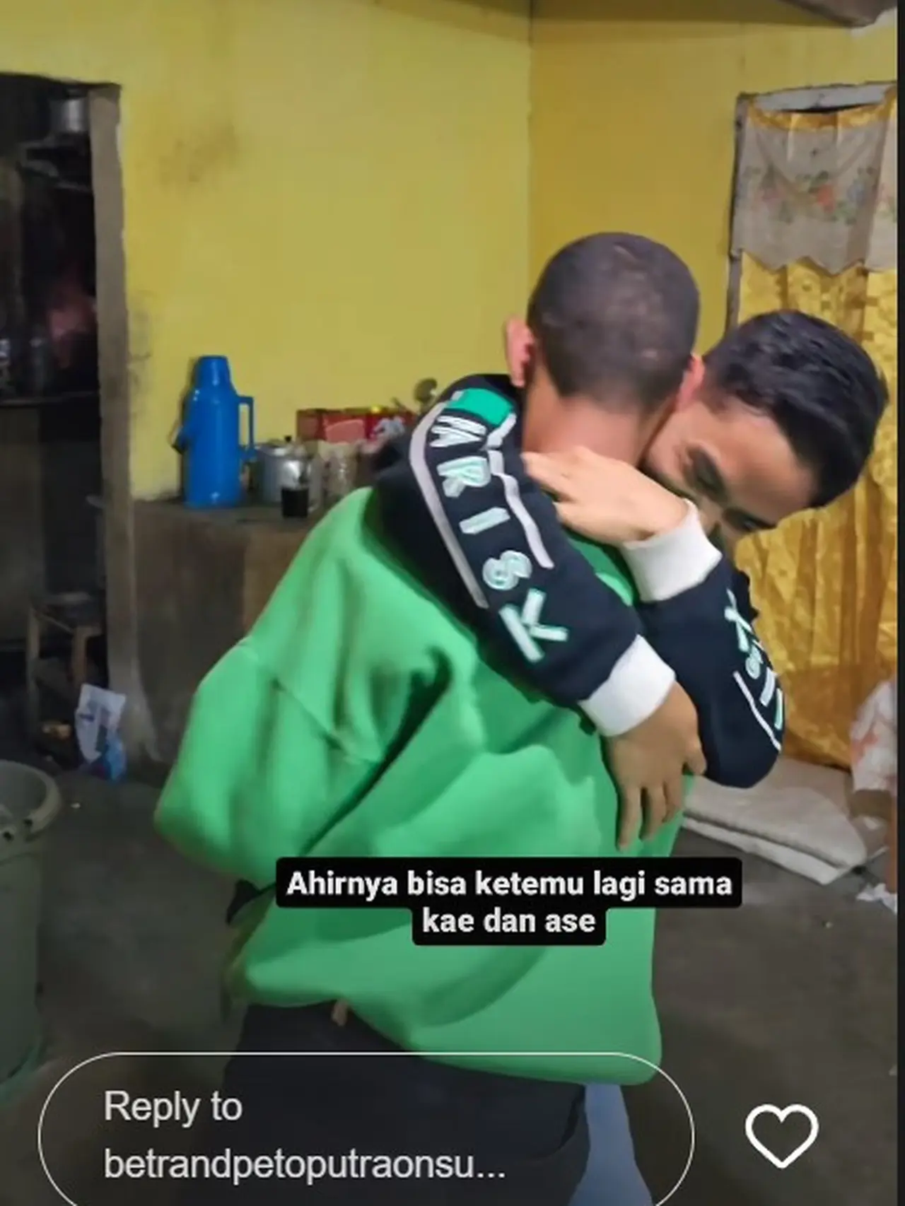 6 Potret Betrand Peto Lepas Rindu dengan Keluarga di NTT saat Pulang Kampung untuk Melayat Nenek ...