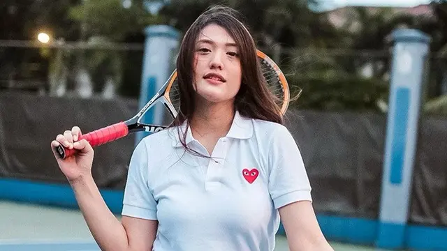 5 Potret Anissa Aziza Tampil Sporty saat Bermain Tennis, Curi Perhatian ...