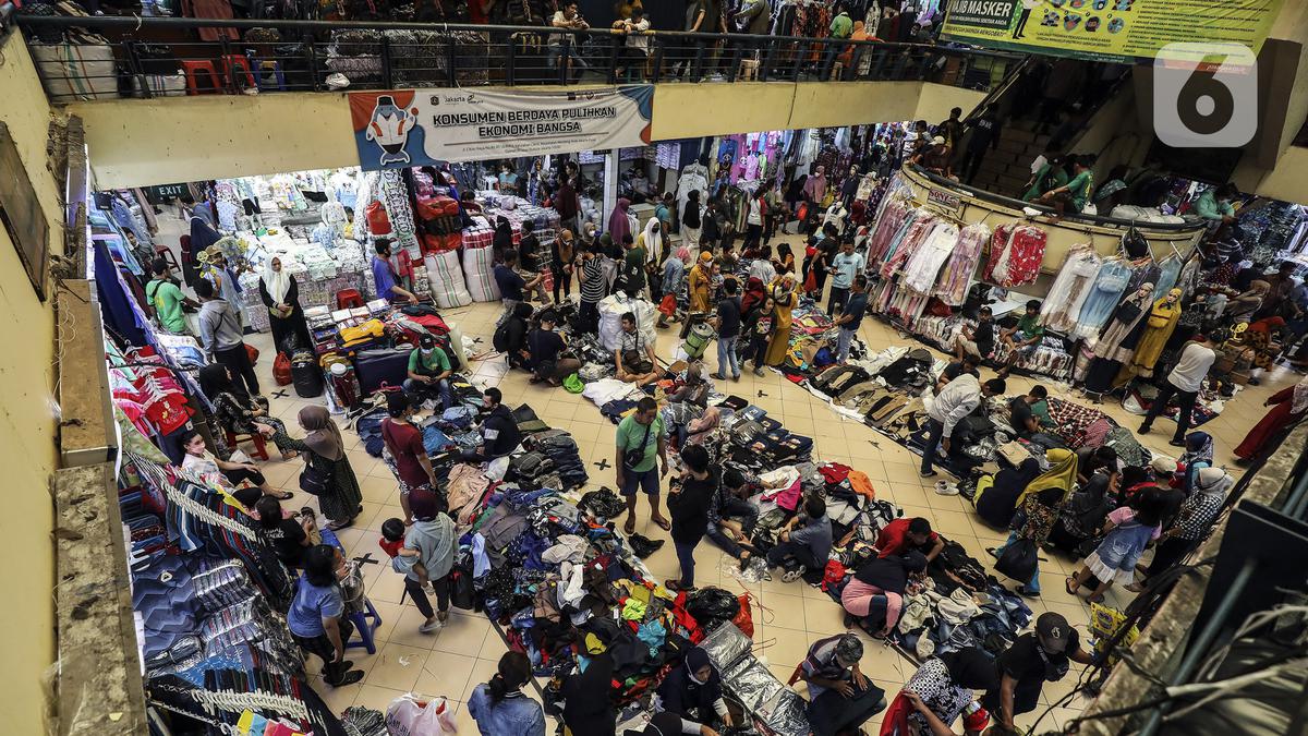 FOTO: Jelang Idul Fitri, Pembelian Pakaian di Pasar Cipulir Alami ...