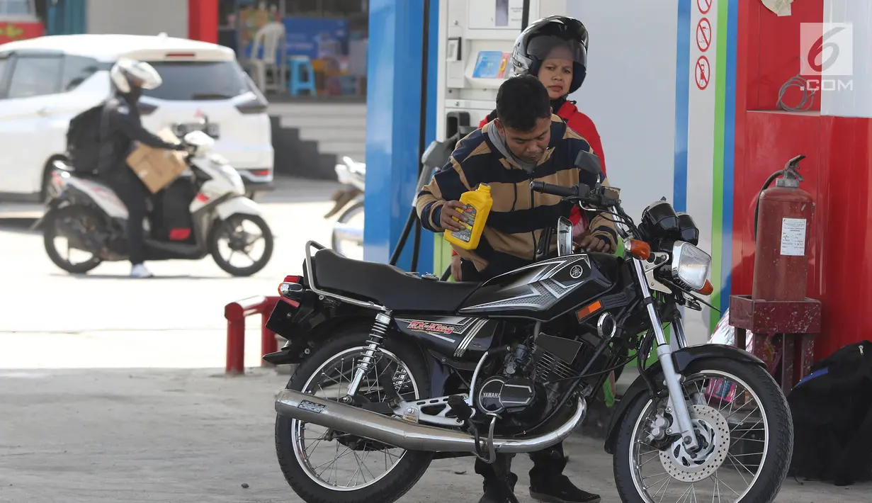 FOTO: Pemudik Sepeda Motor Ramaikan SPBU di Brebes - Foto Liputan6.com