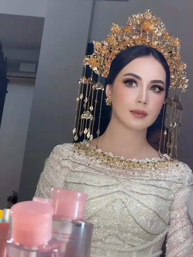 Pesona Arumi Bachsin Dibalut Baju Adat saat Penaikan dan Penurunan Bendera di Hari Kemerdekaan ...