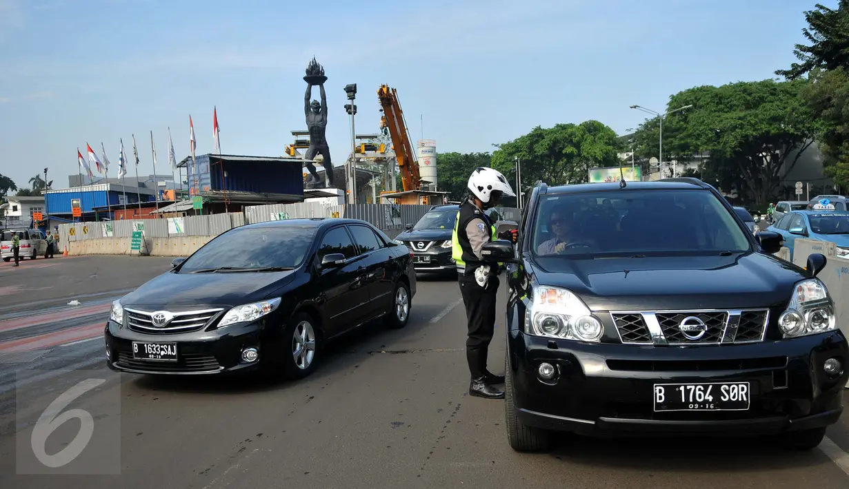 Pelat Nomor Genap Kena Tilang di Hari Kedua Sistem Ganjil Genap - Foto Liputan6.com