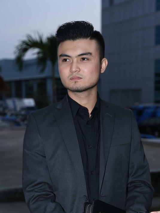 Artis Gilbert Marciano Alih Profesi Jadi Pengacara - Photo Fimela.com