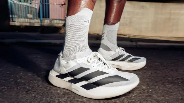 Sepatu Adidas Terbaru Tuai Kontroversi, Dibanderol Rp7 Jutaan tapi ...